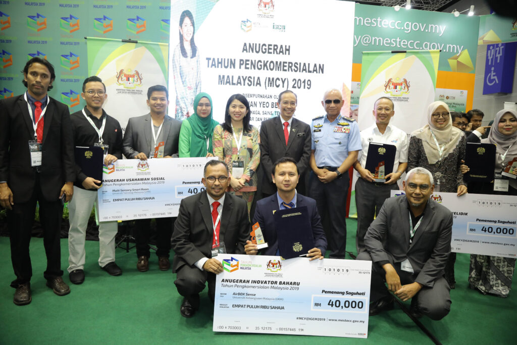 MAJLIS PENYAMPAIAN ANUGERAH TAHUN PENGKOMERSIALAN MALAYSIA (MCY ...